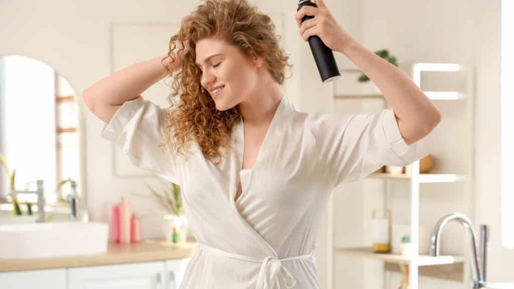 Transforma tus rizos: Descubre la técnica de plopping para un cabello ...