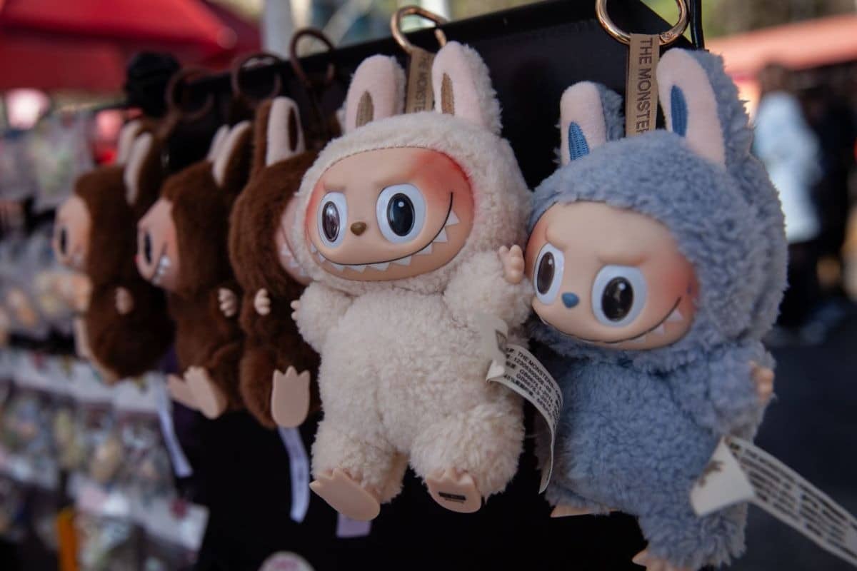 Labubu el peluche que redefine la nostalgia: lujo e ironía en un abrazo ...