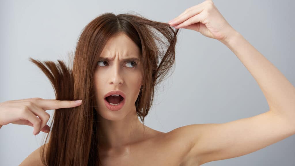¿Por qué secar tu cabello al aire puede dañar tu cuero cabelludo ...